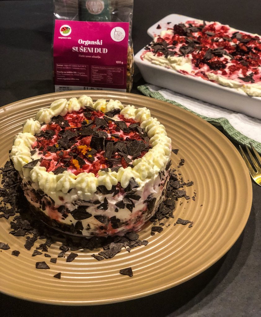 Sirova torta sa sirom i šumskim voćem – Organica Vita